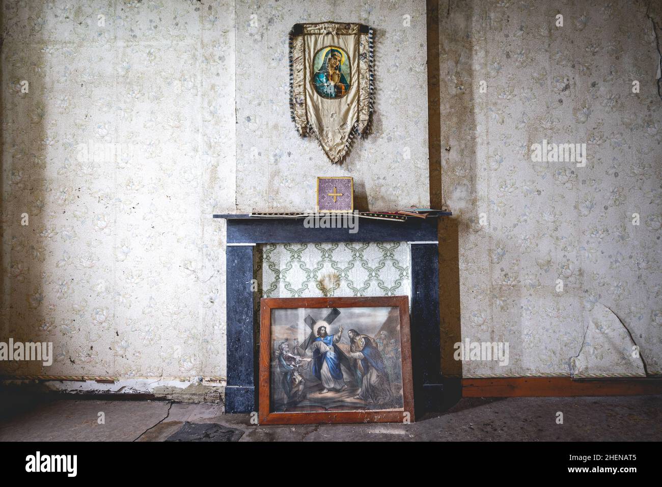 Urbex, An old abandoned house in Belgium Stock Photo - Alamy