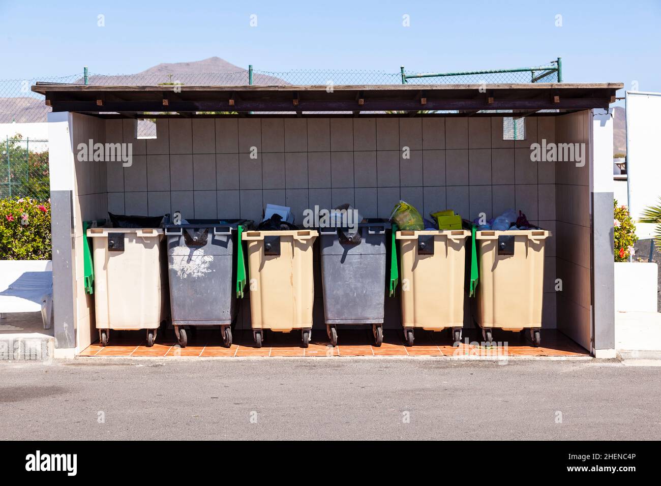 Garbarge bin hi-res stock photography and images - Alamy