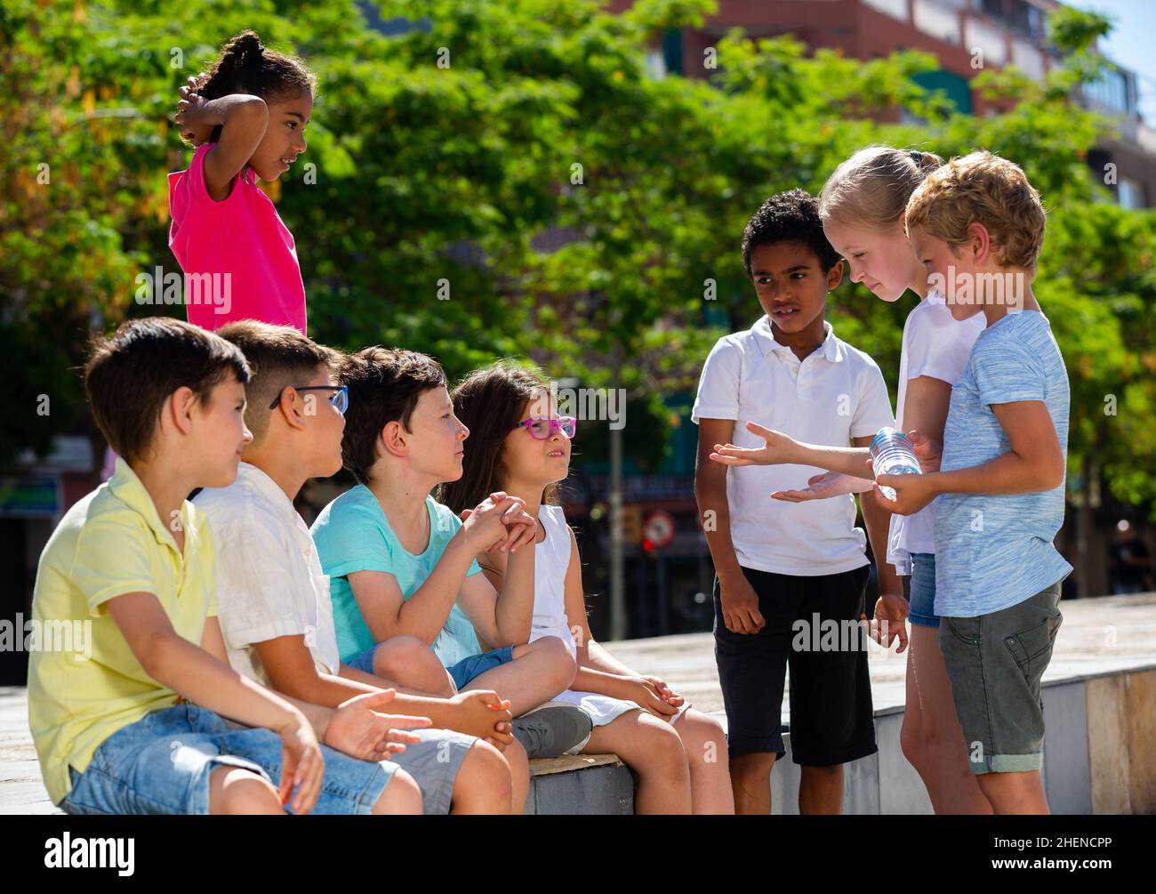 Kids chatting school hi-res stock photography and images - Alamy