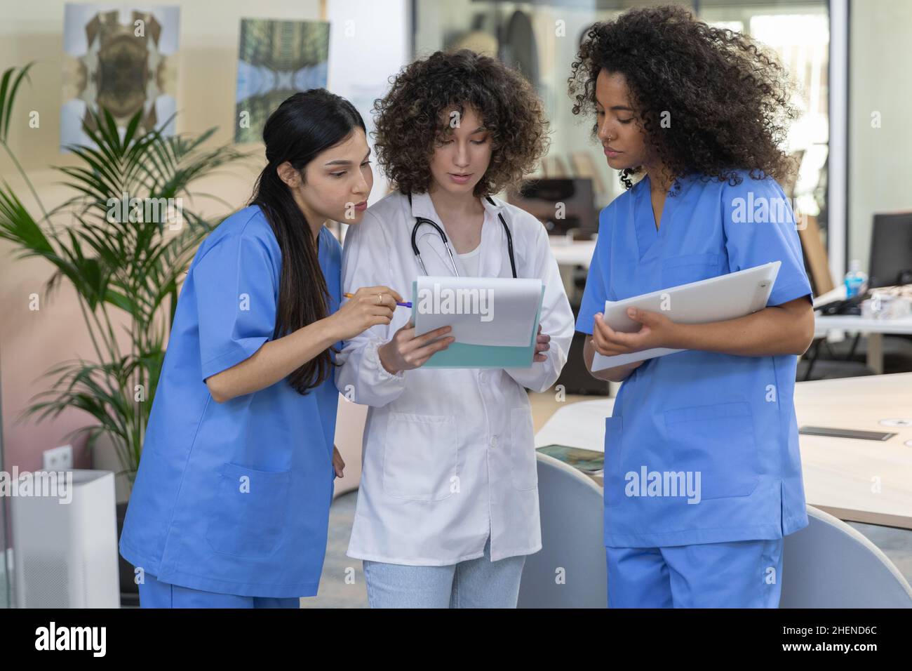 Multicultural medical team hi-res stock photography and images - Alamy
