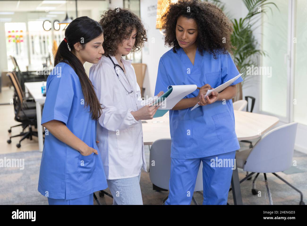 Multicultural medical team hi-res stock photography and images - Alamy