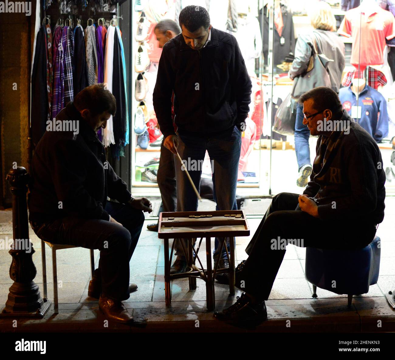 Turkish men playing backgammon in Istanbul, Turkey Stock Photo - Alamy