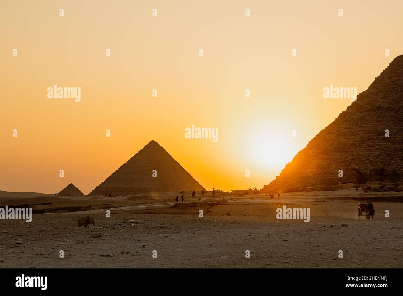 The sun is going down behind the pyramid of Giza, Egypt Stock Photo - Alamy