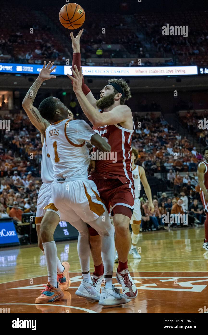 Center. 11th Jan, 2022. Tanner Groves #35 of the Oklahoma Sooners in ...