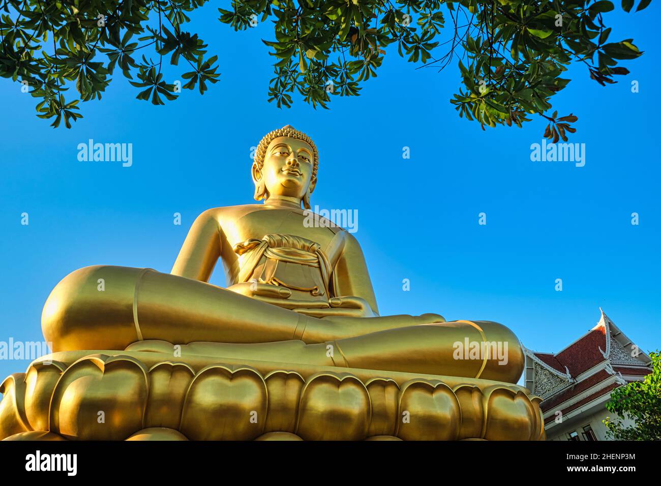 The 69 m tall Buddha statue of Wat Paknam Phasi Charoen (Wat Paknam ...