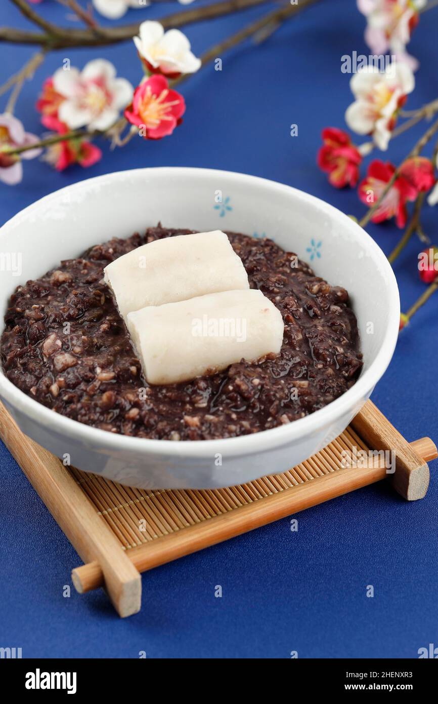Oshiruko Sweet Red Bean Soup with RIce Cake, Close Up Stock Photo - Alamy