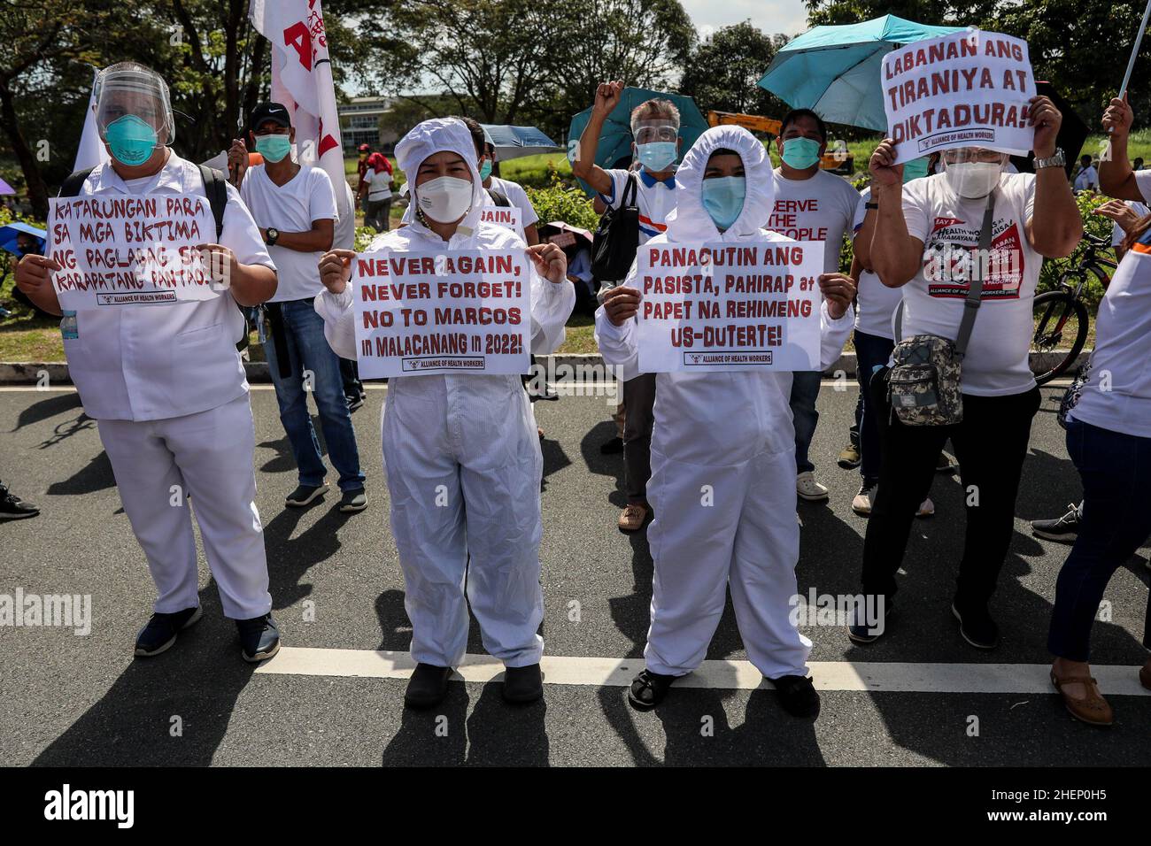 Manila, Philippines. 10th Dec, 2021. Health workers wearing protective ...