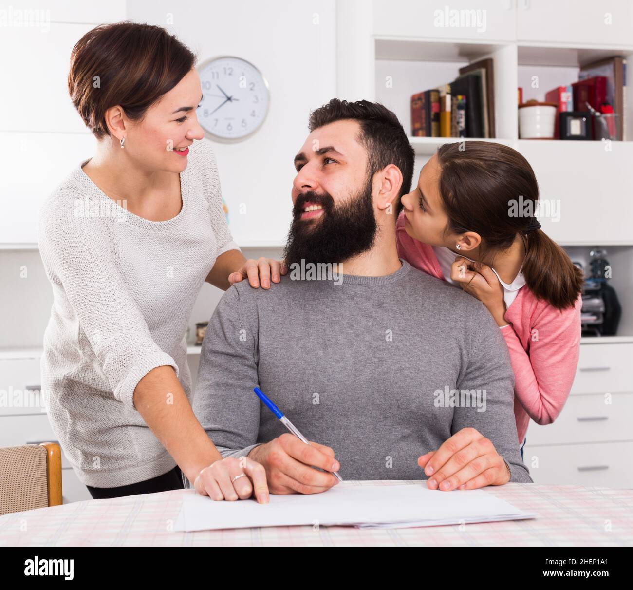 Father signing contract hi-res stock photography and images - Alamy