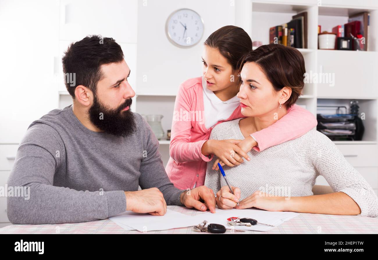 Parents signing papers for divorce Stock Photo - Alamy