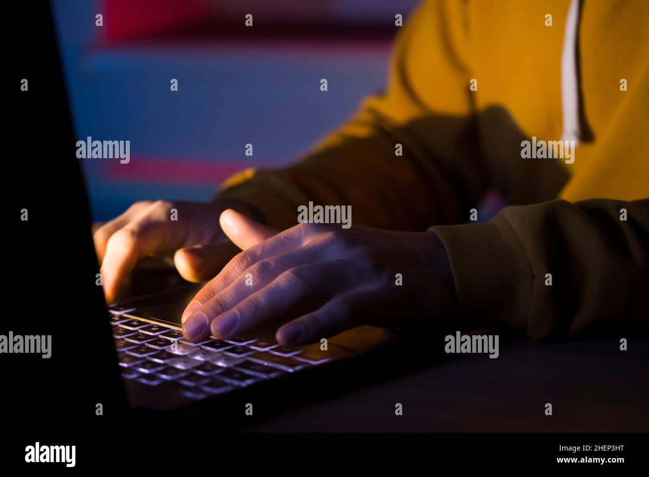 Hands types on a laptop keyboard Stock Photo - Alamy