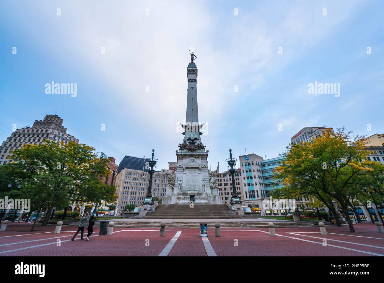 indiannapolis,indiana,usa. -Soldiers and Sailors Monument in traffic ...