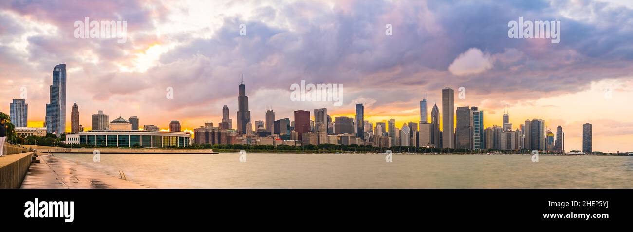 Illuminated view of chicago skyline at dusk hi-res stock photography ...