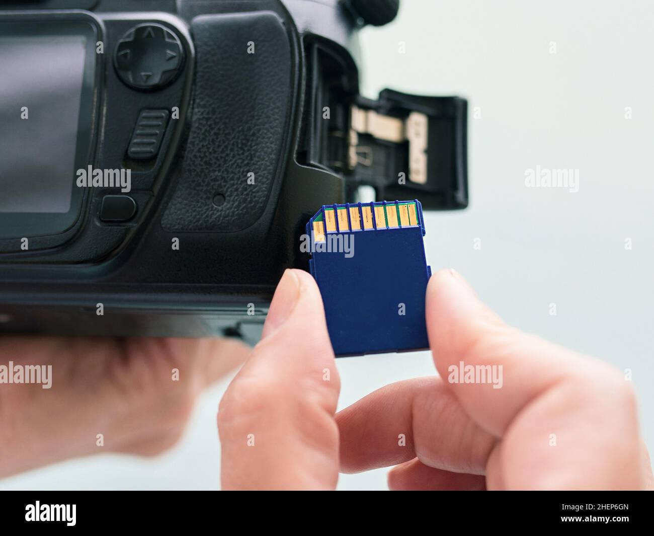 Sd card camera hand hi-res stock photography and images - Alamy