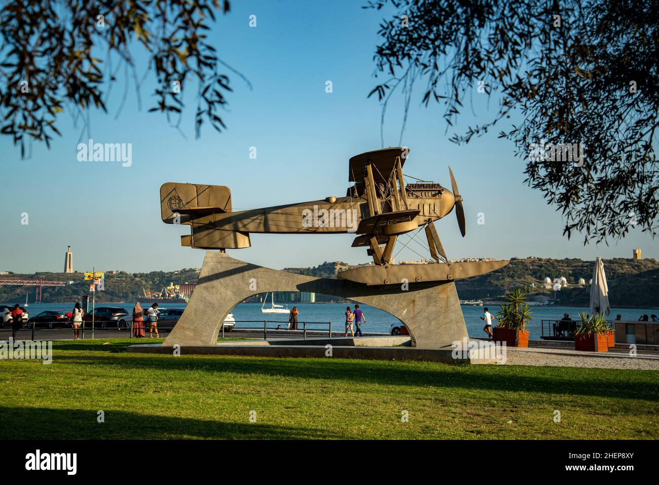 Airplane statue hi-res stock photography and images - Alamy