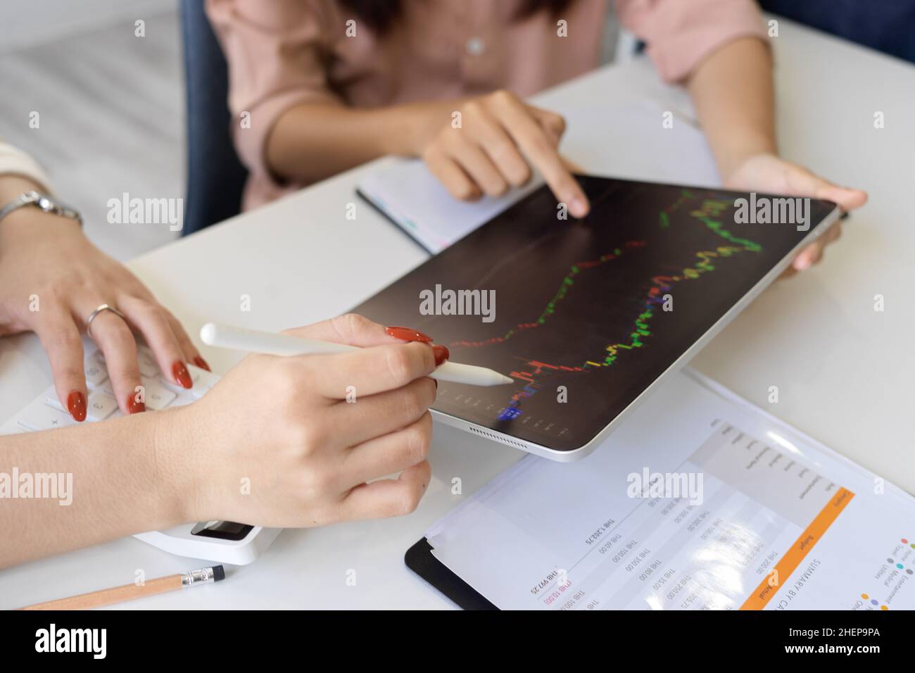 Financial analysts and computer hi-res stock photography and images - Alamy