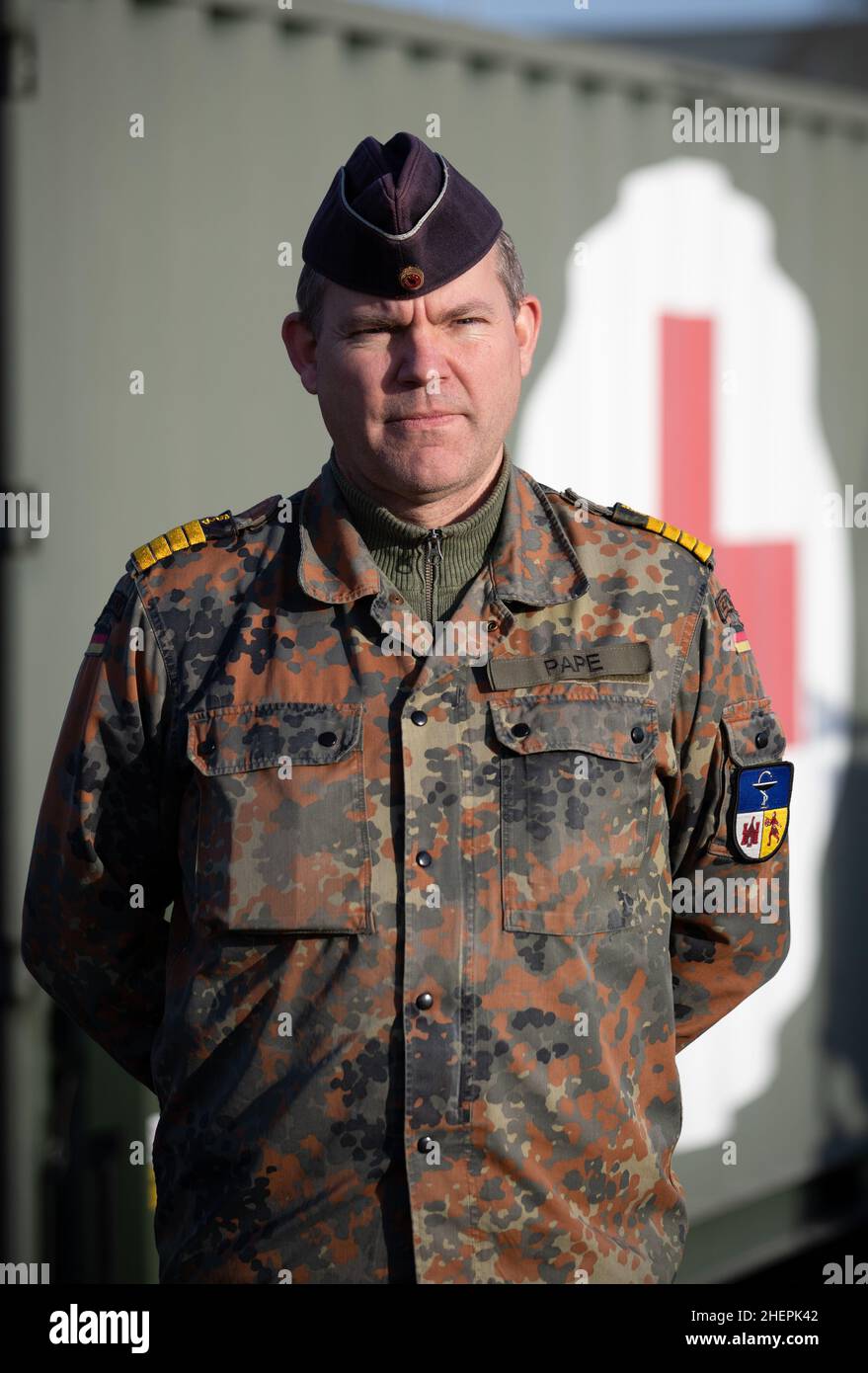 11 January 2022, Lower Saxony, Quakenbrück: Fleet pharmacist Martin ...