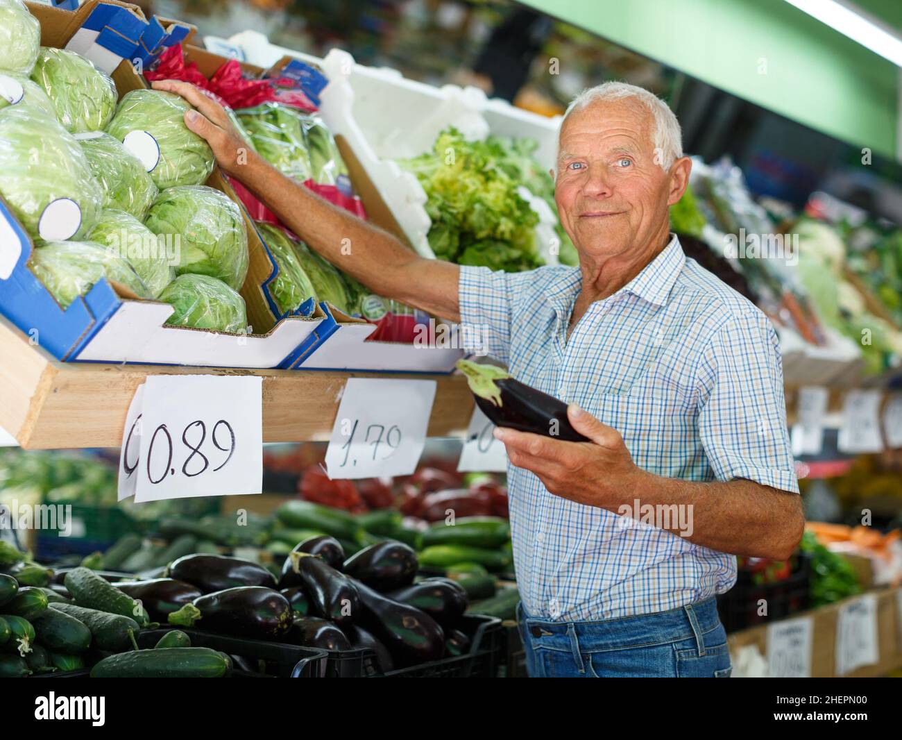 Man choosing vegetables in store Stock Photo - Alamy