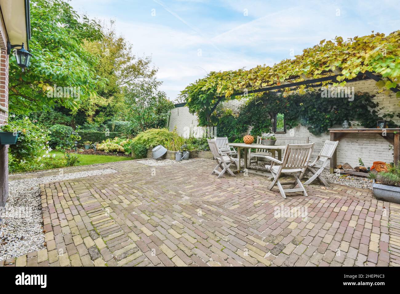 Cobblestone courtyard hi-res stock photography and images - Alamy