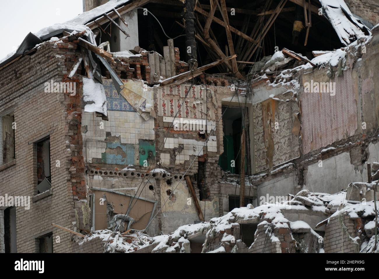 destroyed multi-storey residential building in the city 22 Stock Photo ...