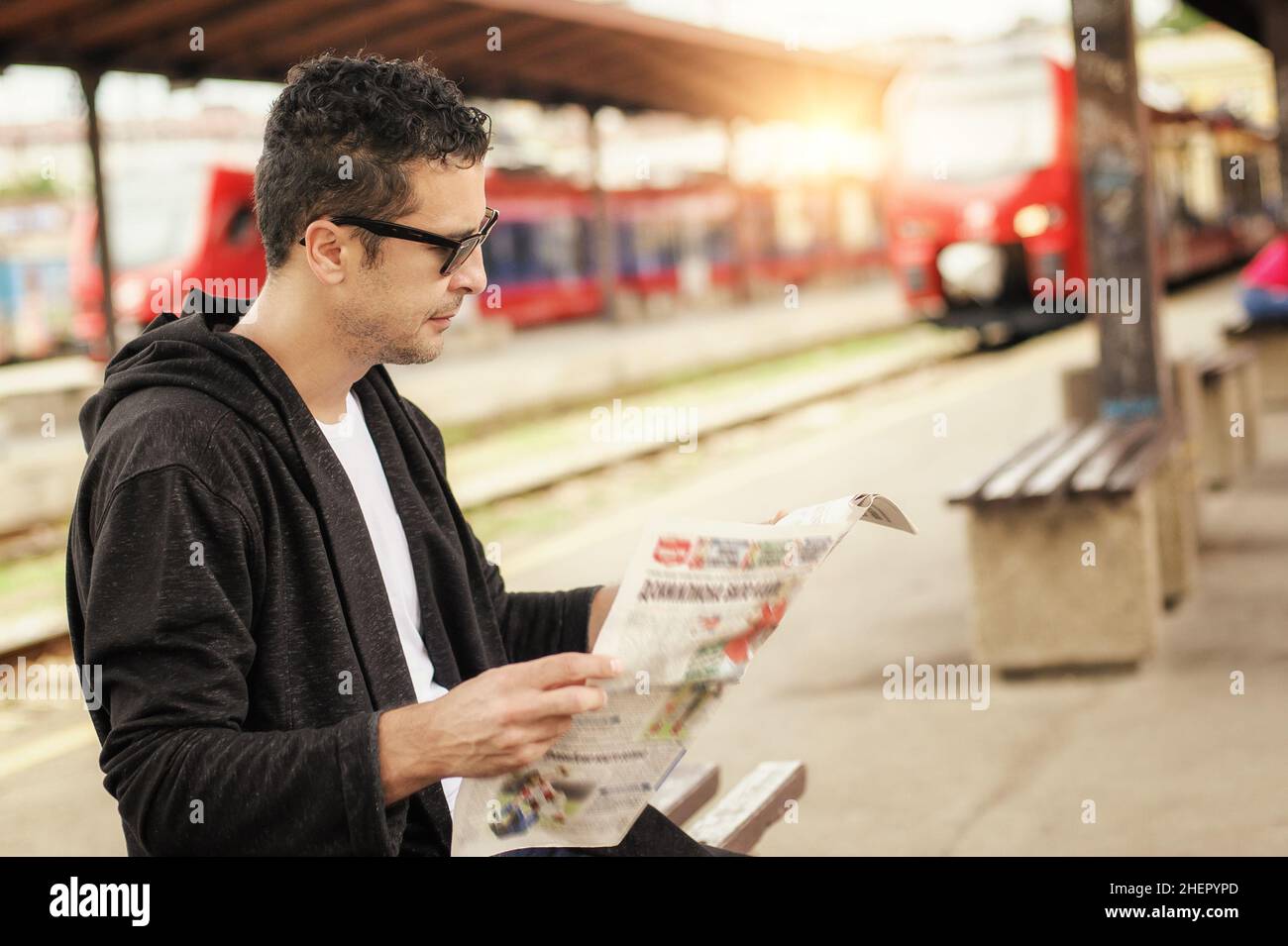 Reading the metro newspaper hi-res stock photography and images - Alamy