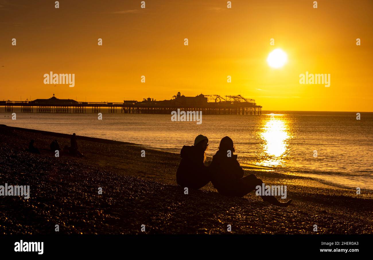 Brighton, West Sussex, 12/01/2022, People watching the sun rise over ...