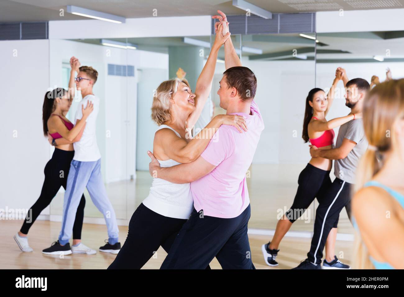People salsa dance club hi-res stock photography and images - Alamy