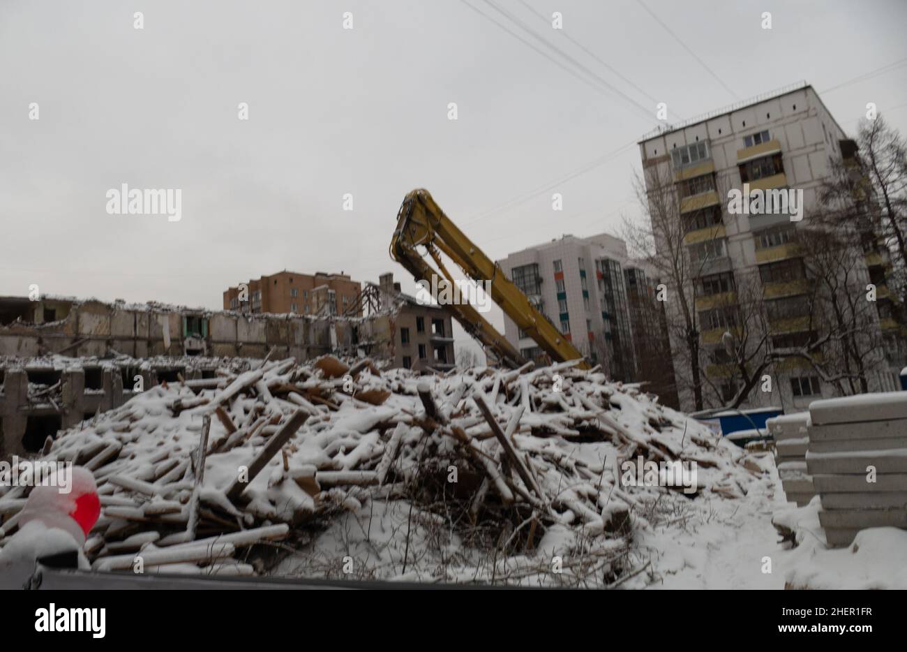 destroyed multi-storey residential building in the city 22 Stock Photo ...