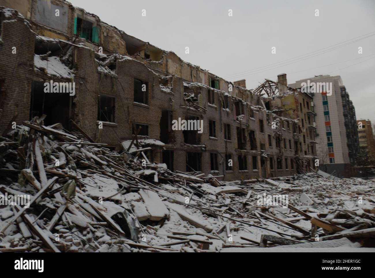 destroyed multi-storey residential building in the city 22 Stock Photo ...