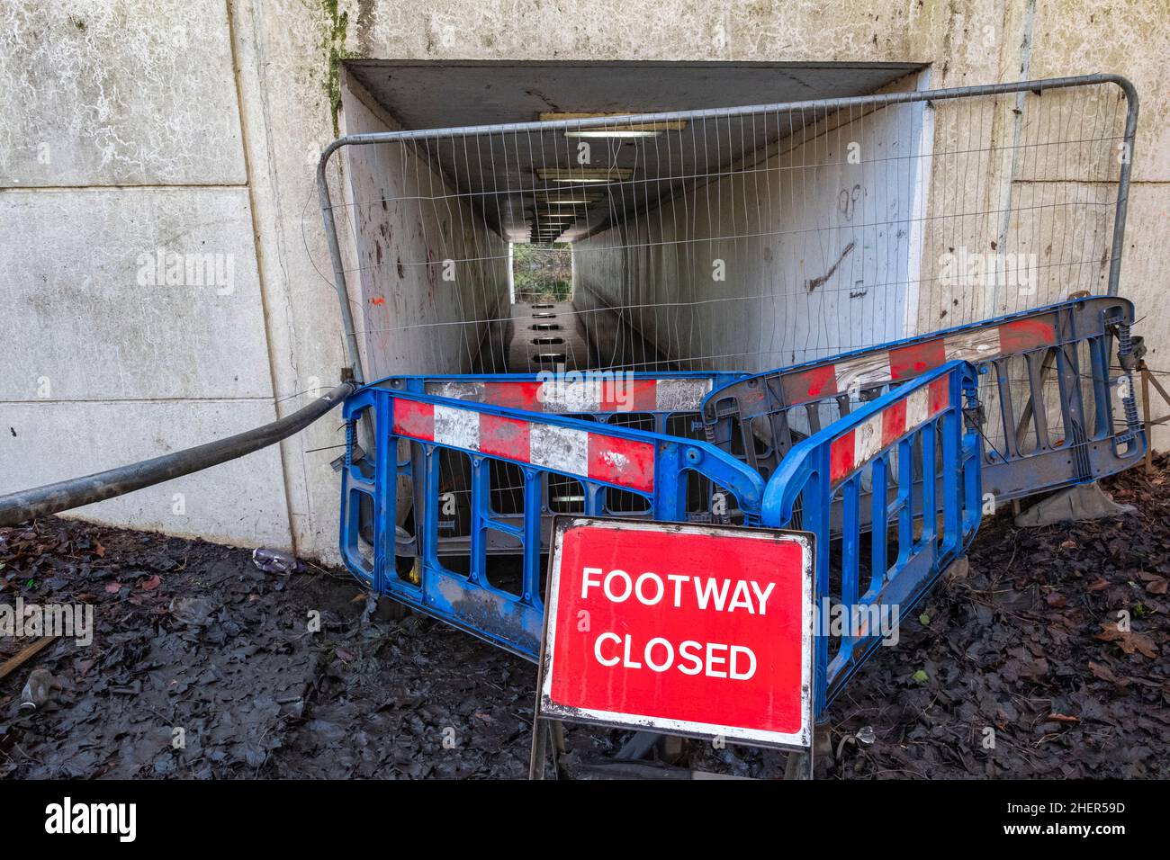Underpass sign hi-res stock photography and images - Alamy