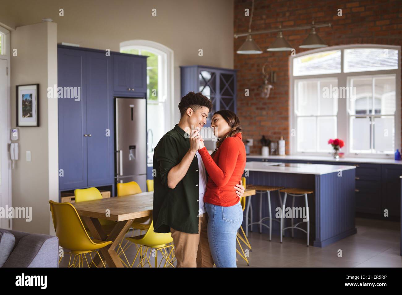 Side view romantic young couple hi-res stock photography and images - Alamy