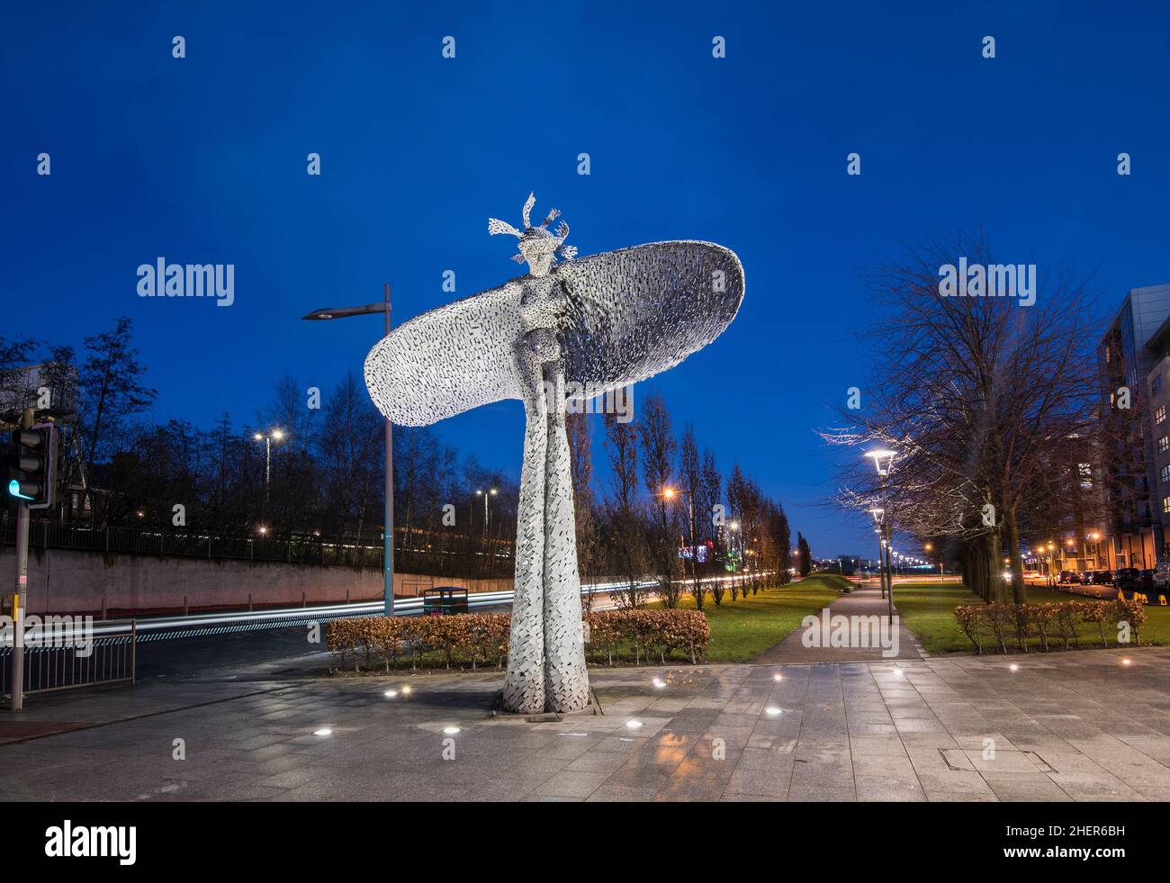 'Rise' sculpture by Andy Scott at Glasgow Harbour flats Stock Photo - Alamy