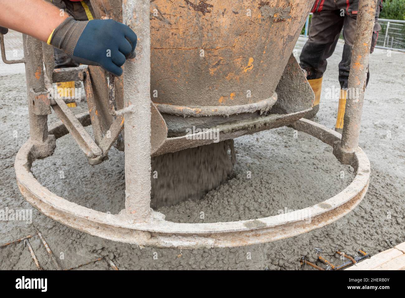 detail of filling base plate with fresh concrete Stock Photo - Alamy