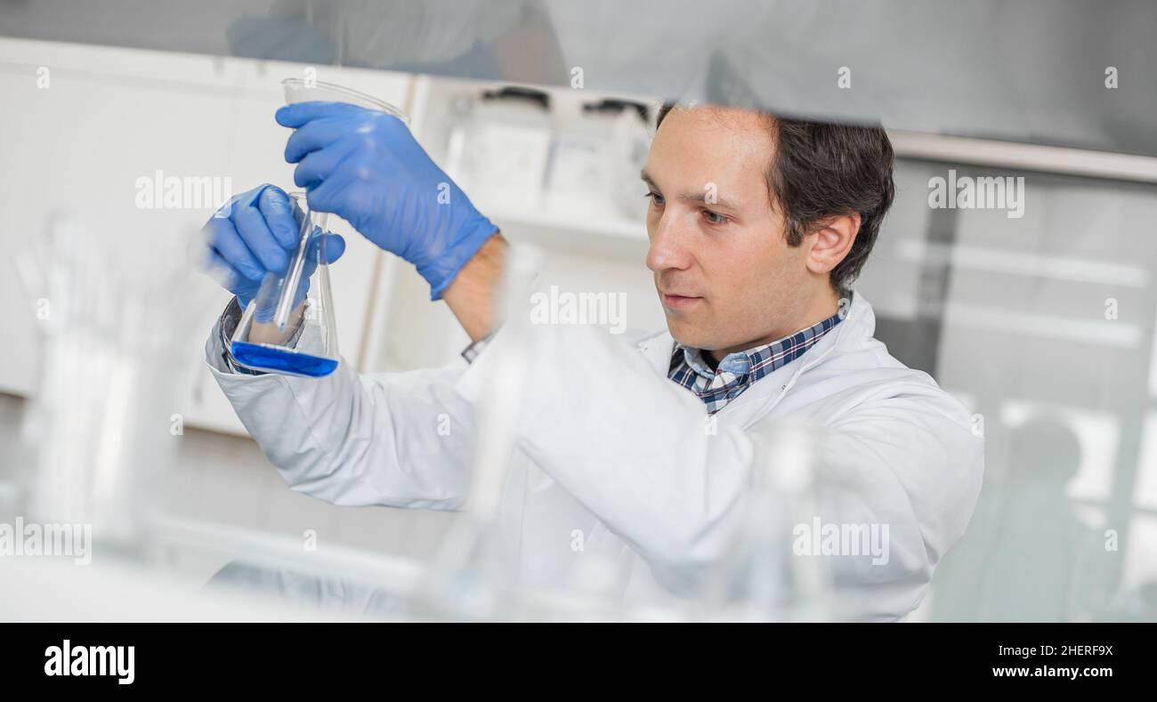 Student pouring liquid test hi-res stock photography and images - Alamy