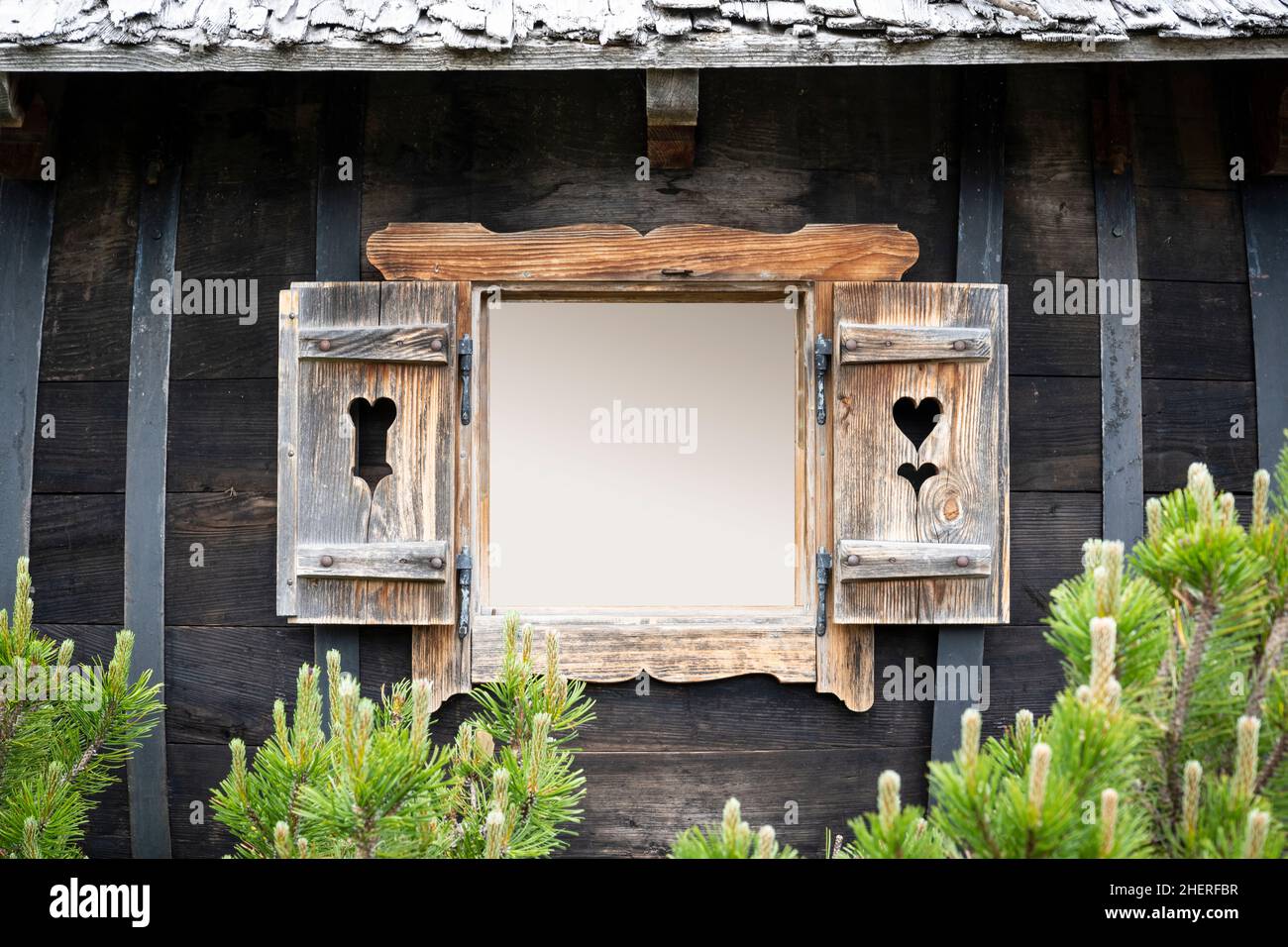Old wooden chalet hi-res stock photography and images - Alamy