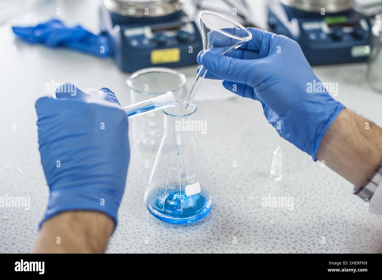 Pouring water test tube hi-res stock photography and images - Alamy