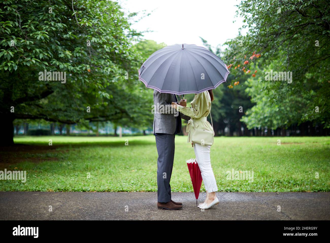Japanese Couple Kissing Stock Photo - Alamy