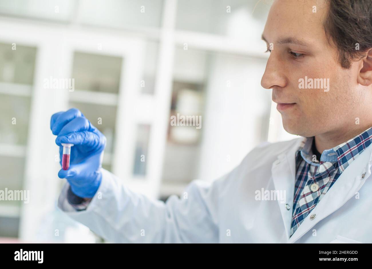 Male lab researcher holding hi-res stock photography and images - Alamy
