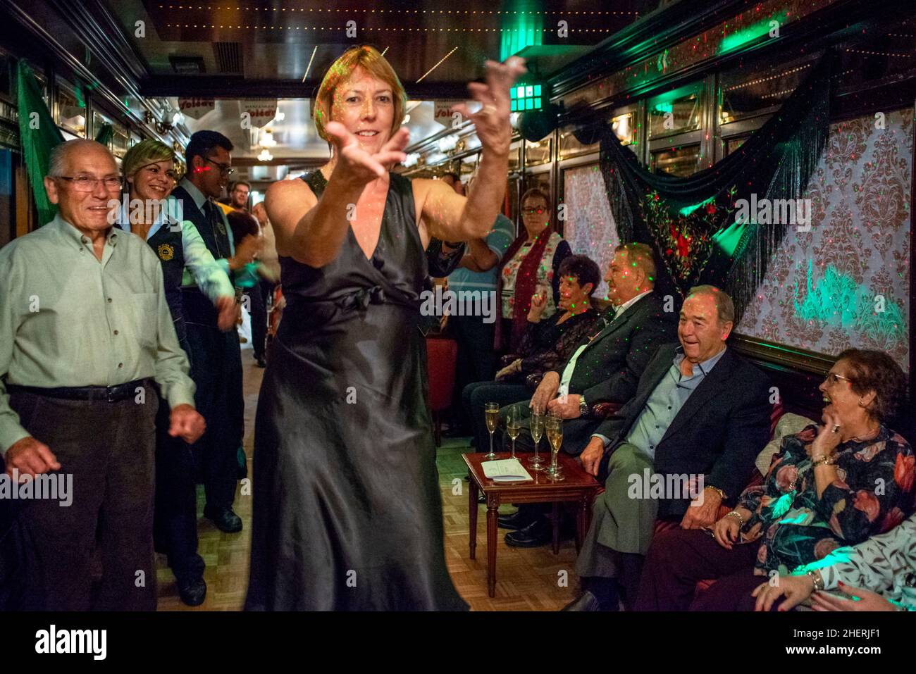 Dance and celebration to say goodbye in the Al-Andalus luxury train ...