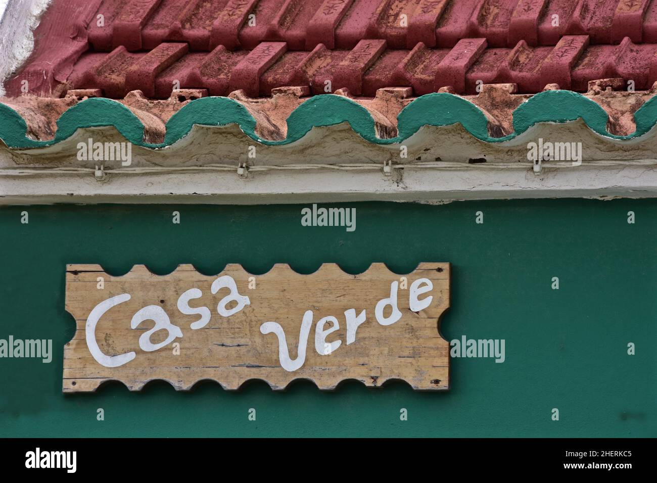 Green sign wood hi-res stock photography and images - Alamy