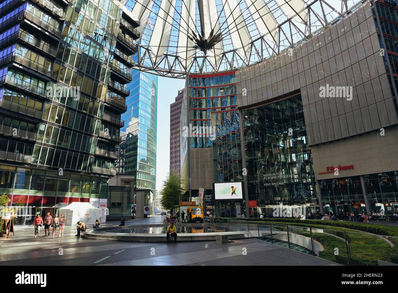 Glass roof central shopping mall hi-res stock photography and images ...