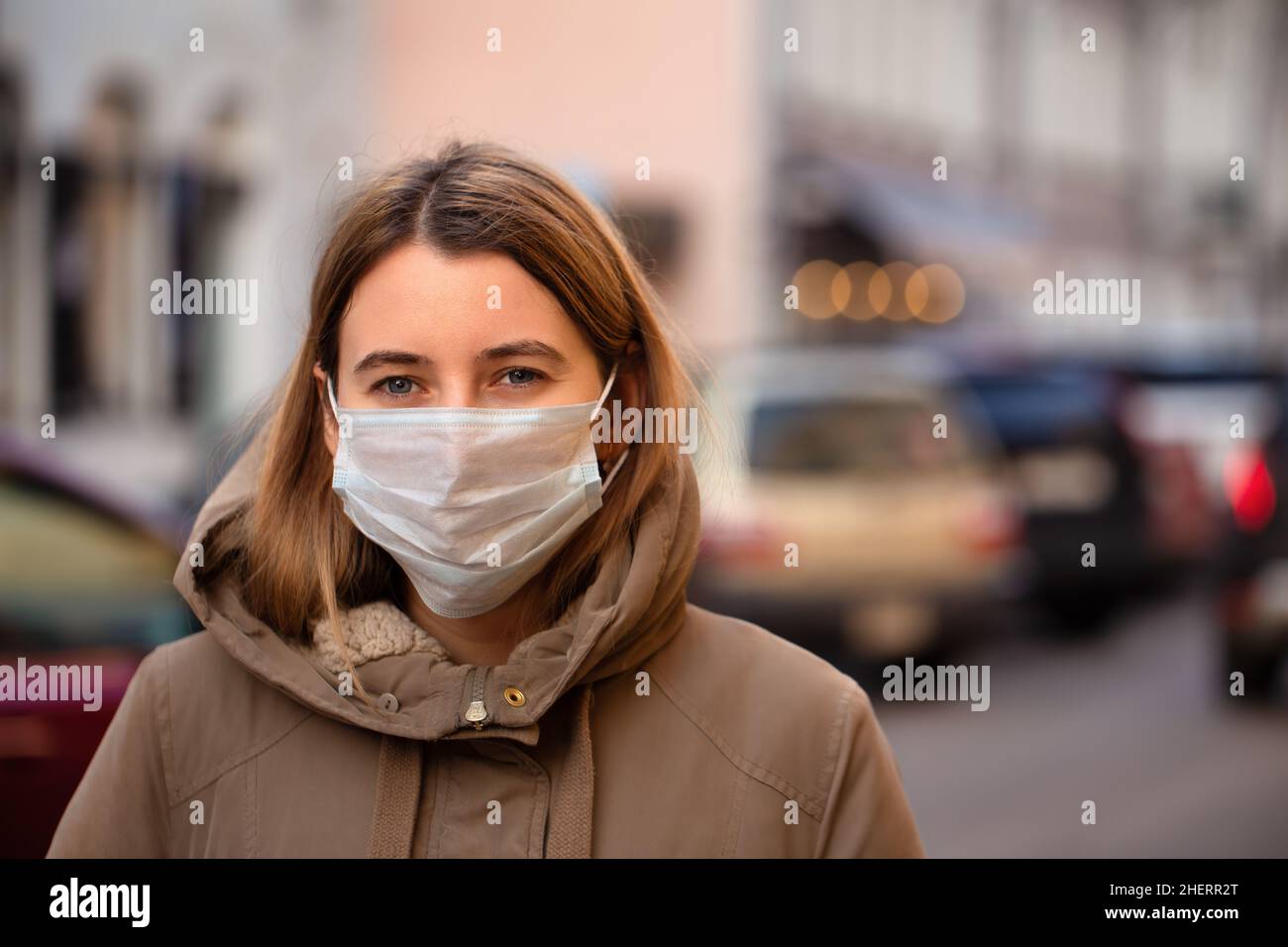 Female wearing facemask hi-res stock photography and images - Alamy