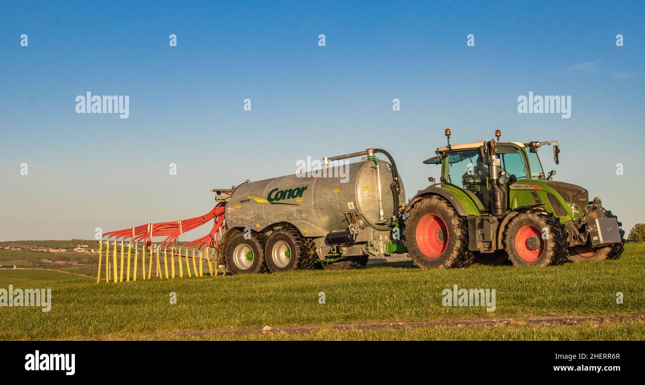 Fendt 722 & Conor 3000TR Slurry Tank Stock Photo - Alamy