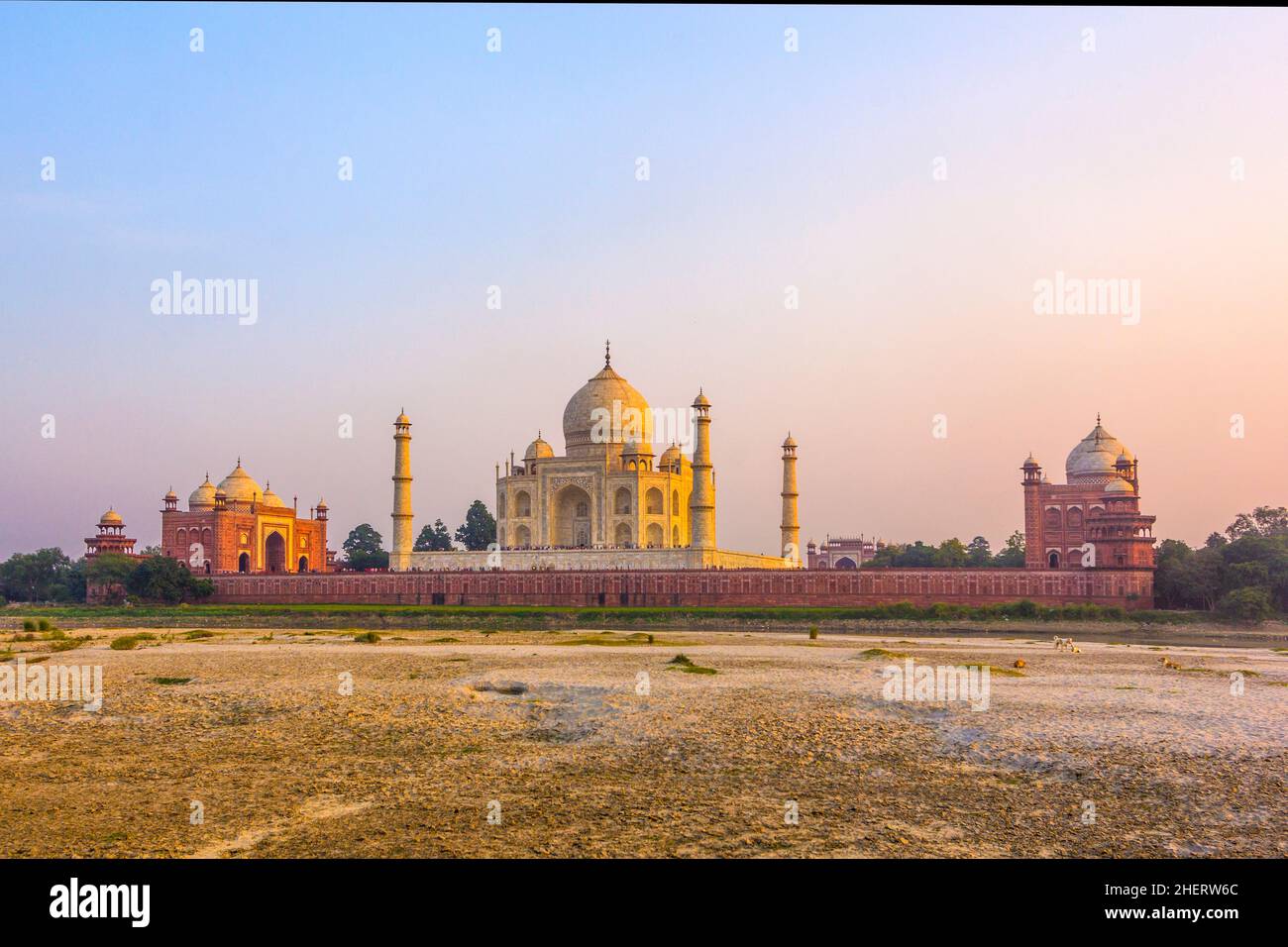 Taj mahal from yamuna hi-res stock photography and images - Alamy