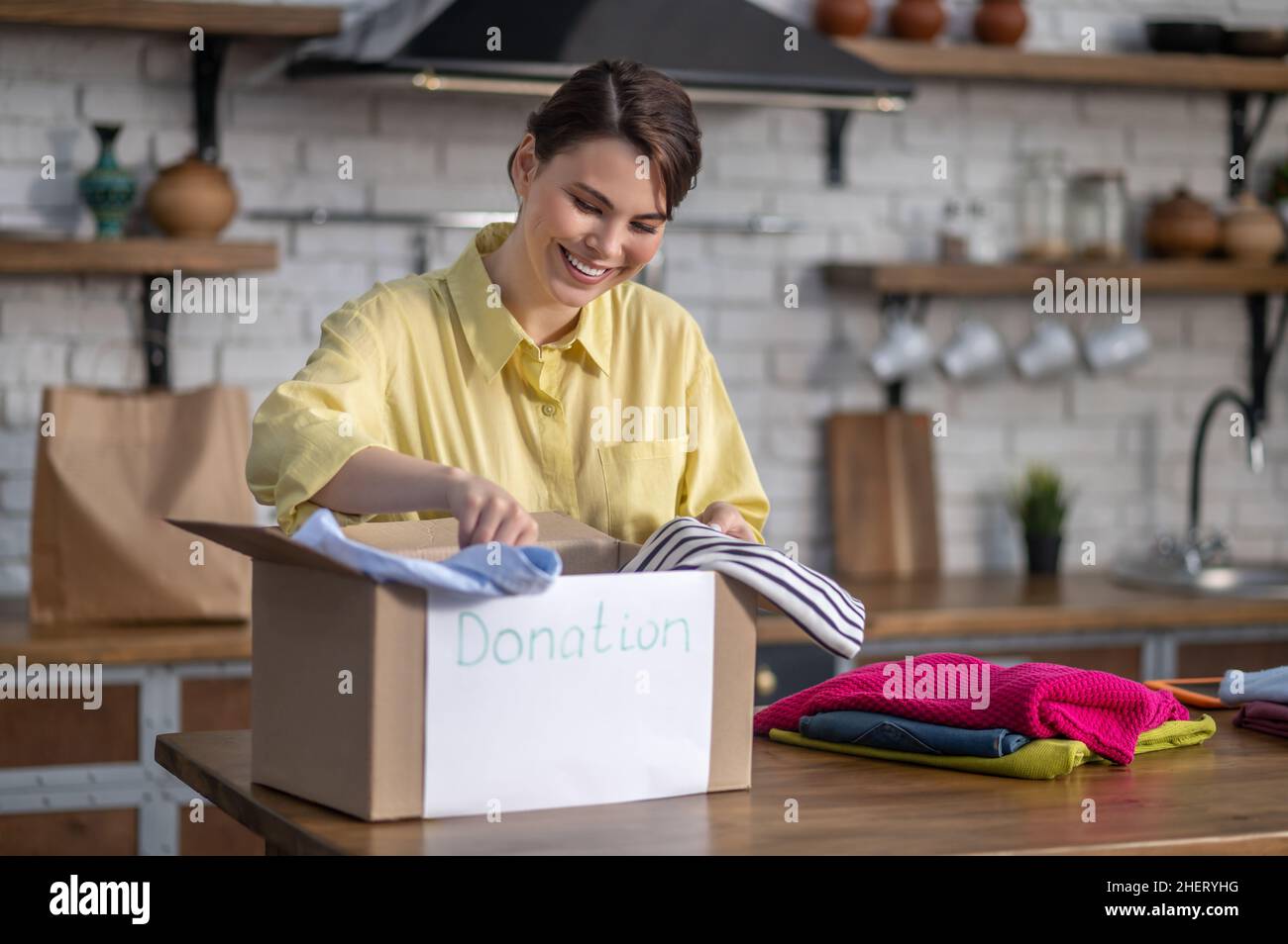 Packing her things hi-res stock photography and images - Alamy