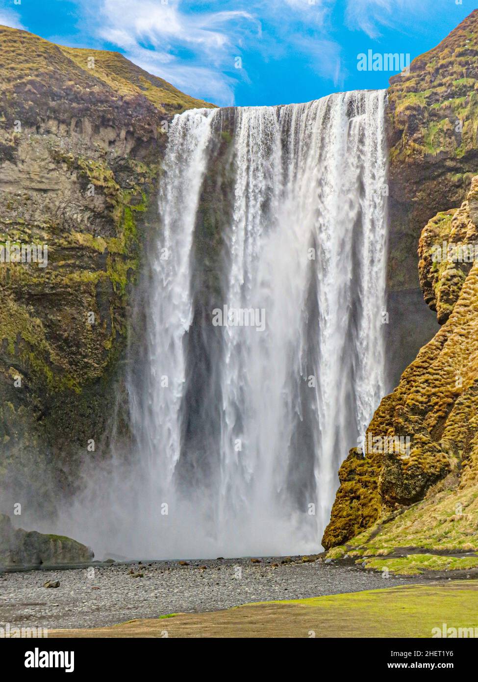 Beautiful large waterfall in iceland hi-res stock photography and ...