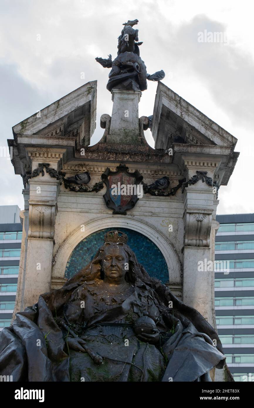 Queen victoria statue piccadilly gardens hi-res stock photography and images - Alamy
