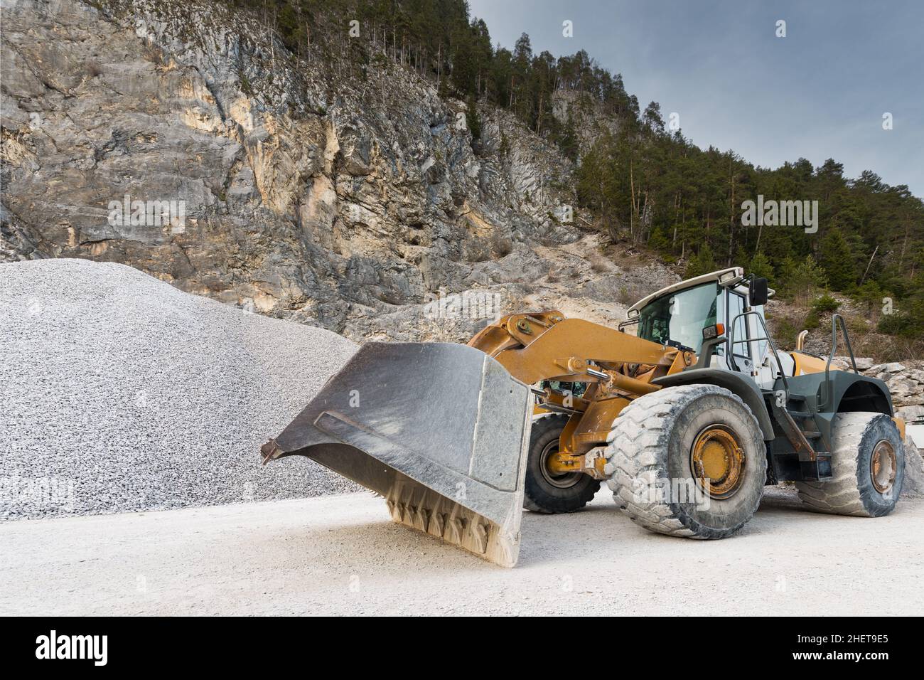 huge wheel mounted front loader at stone quarry Stock Photo - Alamy