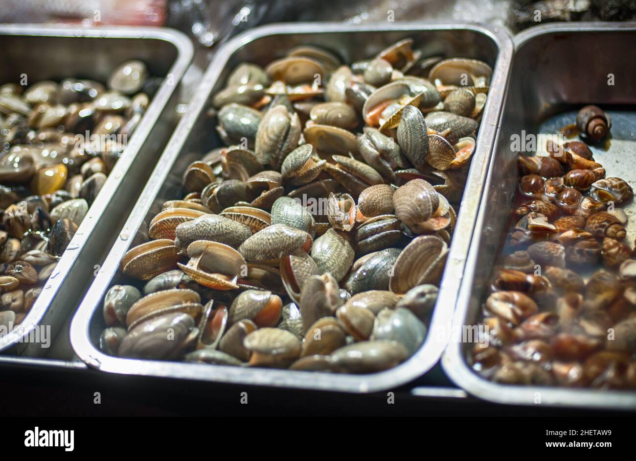Fresh mussels in rural seafood market of Thailand. Close up Stock Photo ...