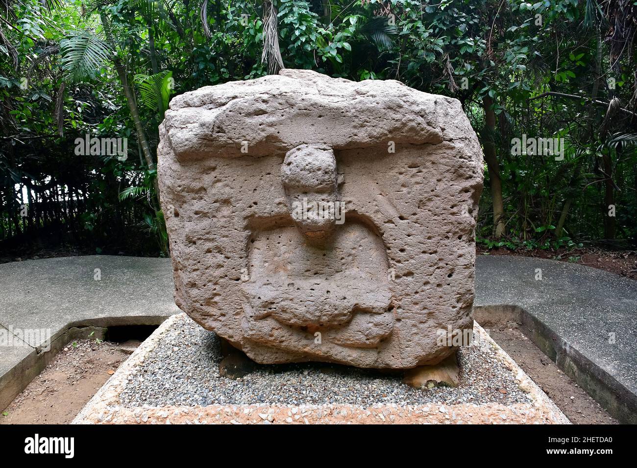 Altar 2, Olmec sculpture, La Venta Museum-Park, pre-Columbian ...