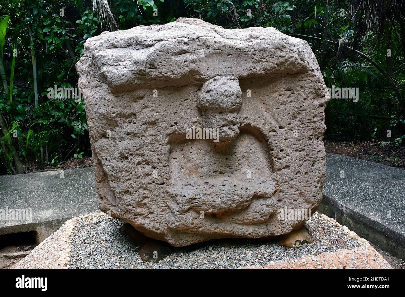 Altar 2, Olmec sculpture, La Venta Museum-Park, pre-Columbian ...